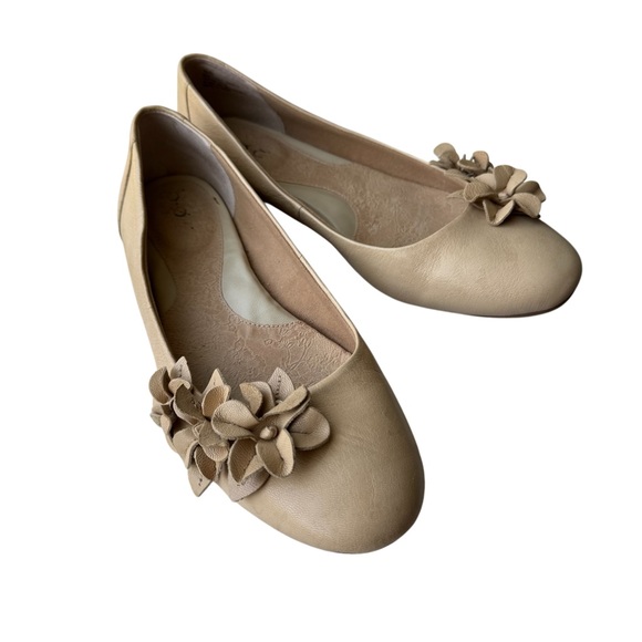 b.o.c. | Shoes | Elegant Tan Floral Womens Flats | Poshmark